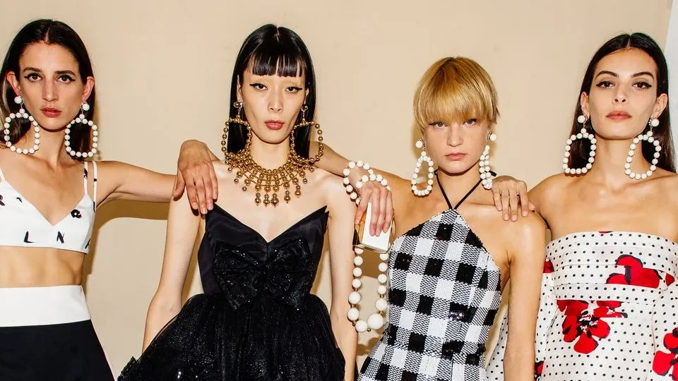 Guía de atuendos para diciembre 2025: celebraciones y fiestas ...