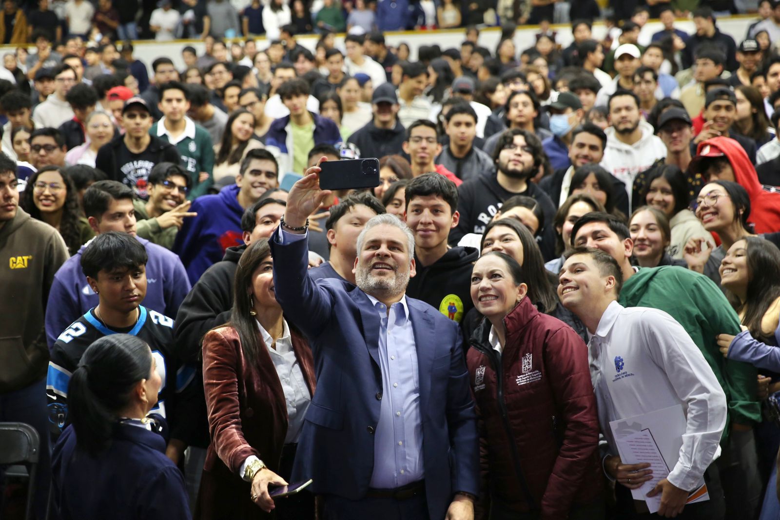 Bedolla Inicia Distribución de Becas Bocanegra en Morelia - Columna Digital